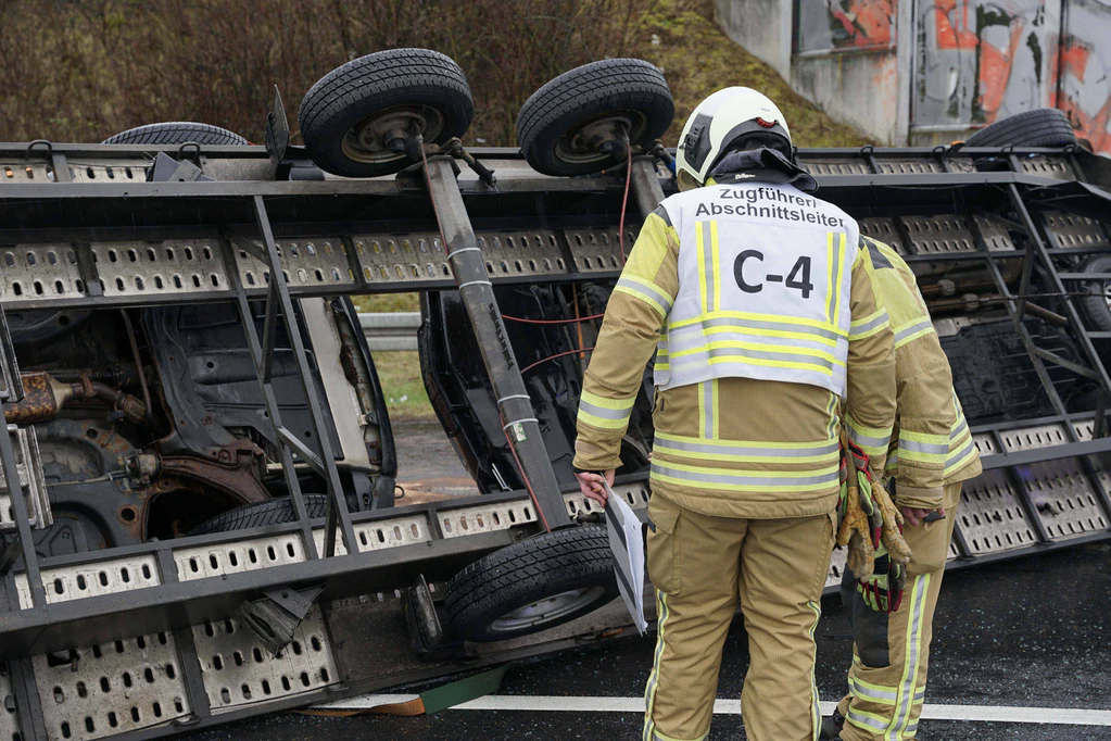Schwerer Verkehrsunfall auf A17 in Dresden - Autobahn voll gesperrt