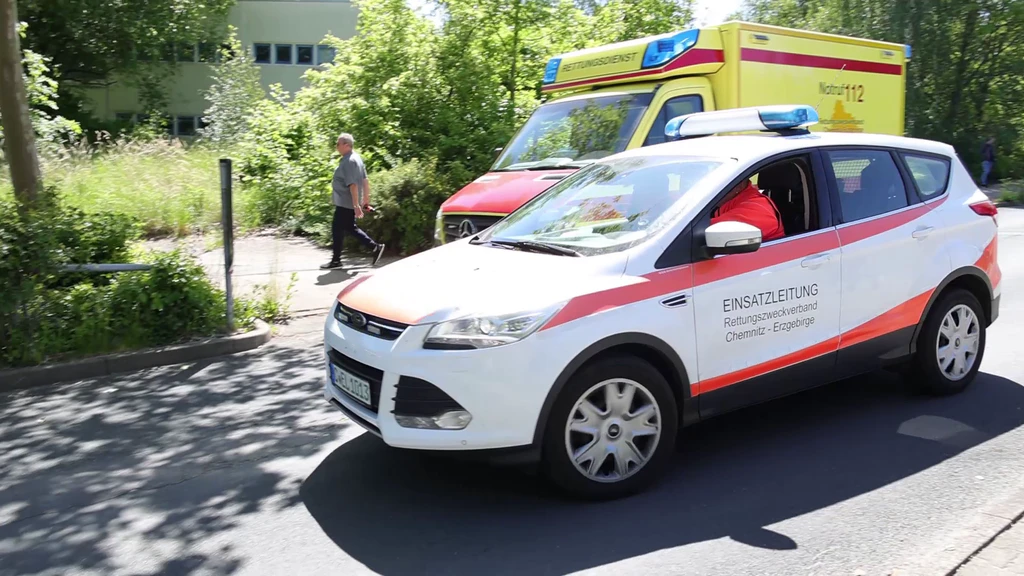 (VIDEO) - Sieben Verletzte nach heftigem Unfall in Chemnitz - Toyotafahrer (83) fährt in ...