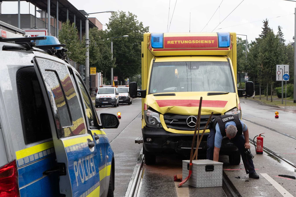 Dresden - Blaulicht-Crash in Striesen - Rettungswagen kollidiert auf der Borsbergstraße mit Seat