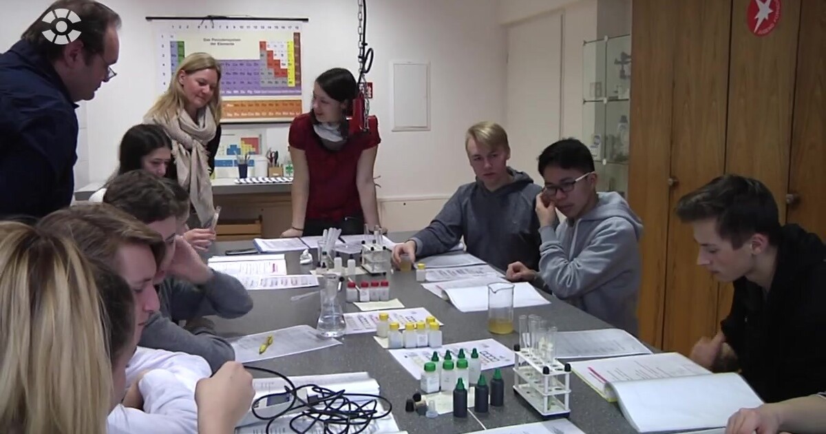 Schüler experimentieren im Solaris Chemielabor | Sachsen Fernsehen