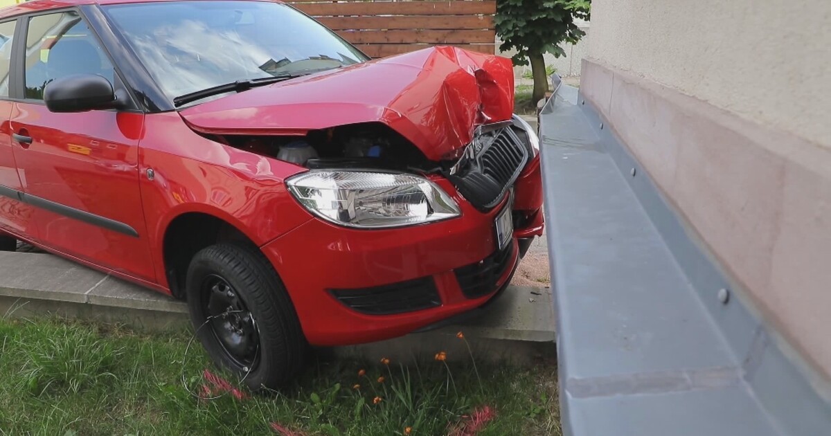 Auto kracht gegen Hauswand | Sachsen Fernsehen
