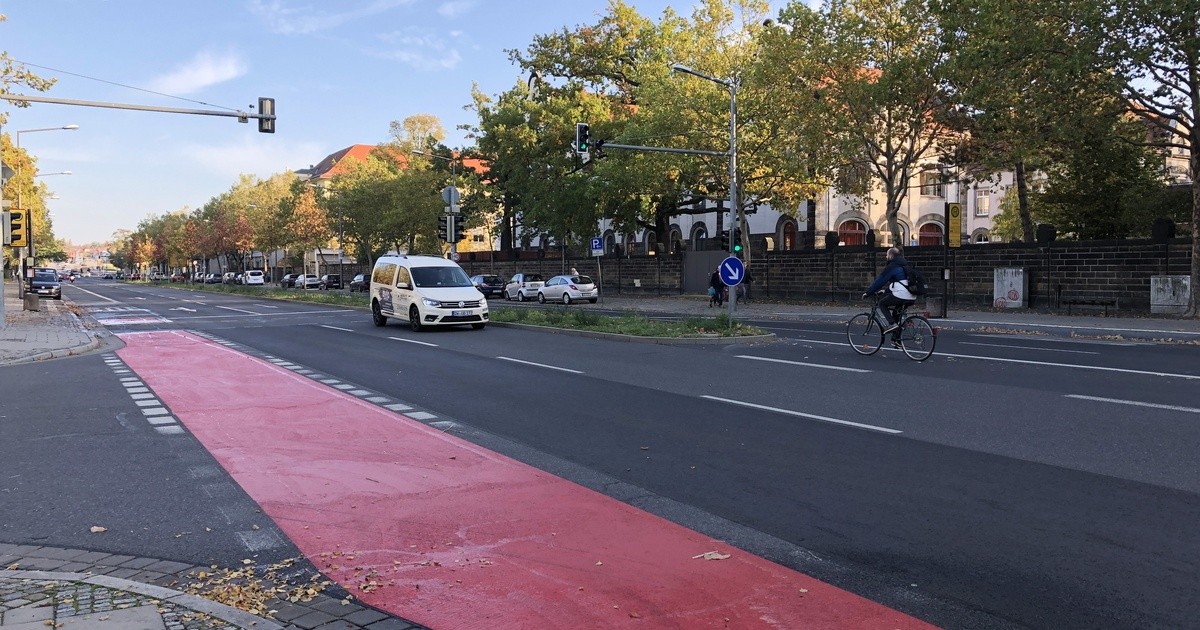 Rote Linie zum Schutz für Radfahrer | Sachsen Fernsehen