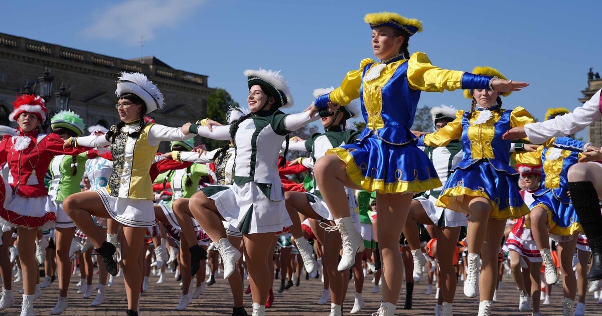 Weltrekord in Dresden geknackt! 1136 Narren führen Gardetanz auf ...