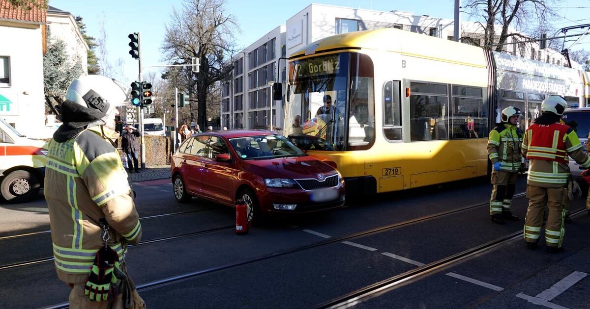 PKW in Dresden mit Straßenbahn kollidiert | SACHSEN FERNSEHEN