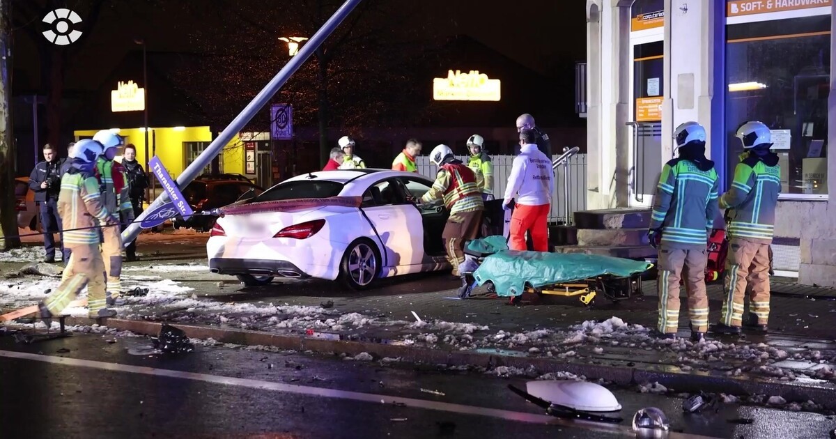 Auto prallt nach Verfolgungsfahrt gegen eine Hauswand (Video)