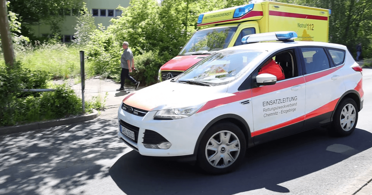 (VIDEO) - Sieben Verletzte nach heftigem Unfall in Chemnitz - Toyotafahrer (83) fährt in ...