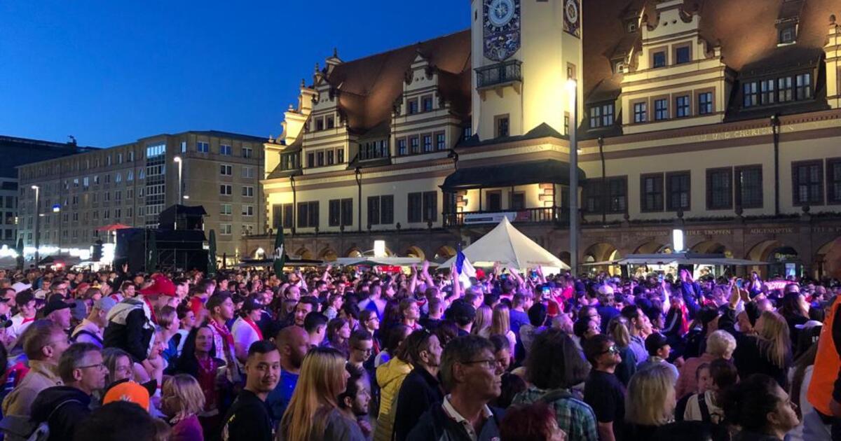 RB Leipzig Fans feiern den Pokalsieg auf dem Leipziger Marktplatz ...